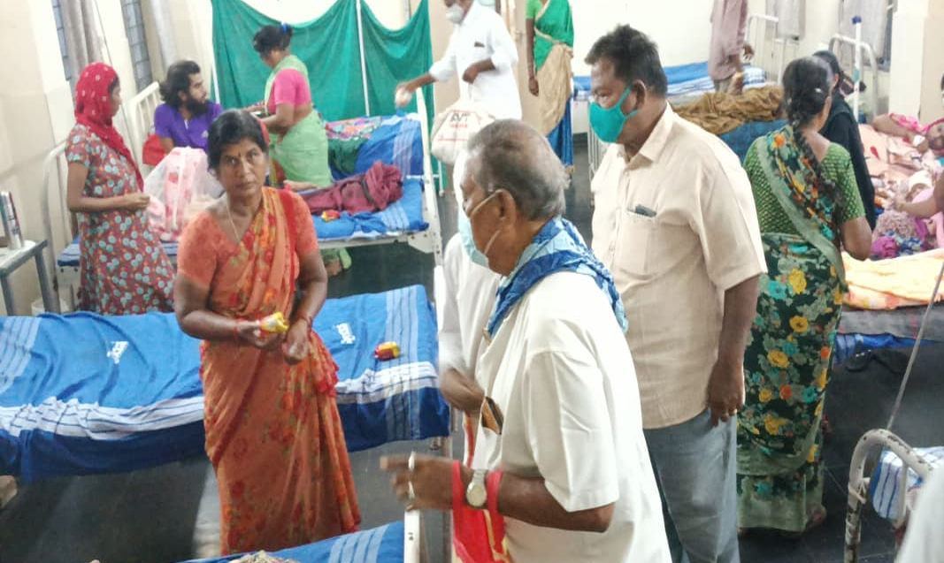 ప్రభుత్వ ఆసుపత్రిలో రోగులకు అల్పాహారం పంపిణీ - Visalaandhra